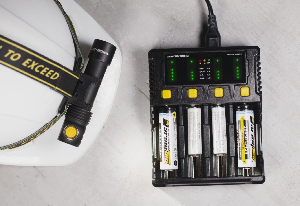 Обзор ARMYTEK UNI C4 PLUG TYPE C. Зарядное устройство с запоминающим ...